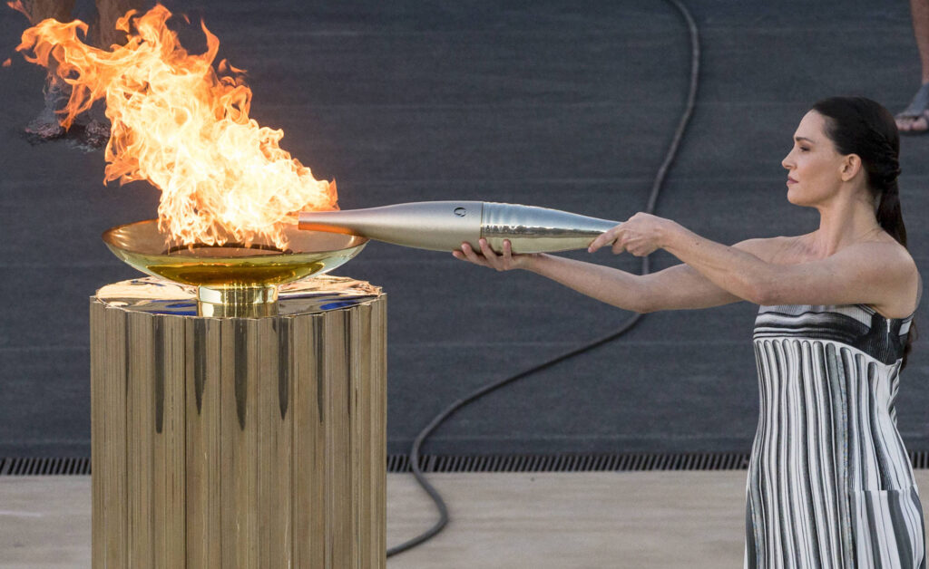 Paralimpiadi Parigi 2024, fiaccola olimpica al Consiglio d'Europa a ...