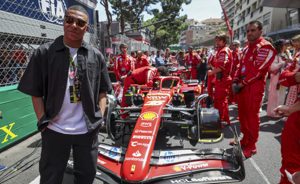 F1, GP Monaco 2024: Kylian Mbappé sventola la bandiera a scacchi (FOTO)