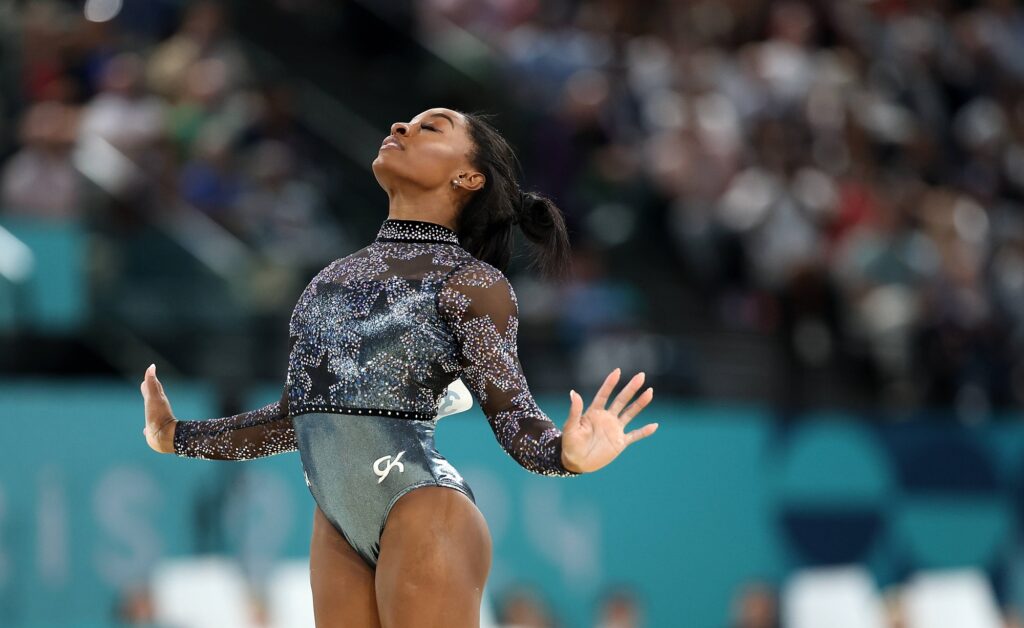 Parigi 2024: le incredibili prove di Simone Biles nella gara a squadre ...
