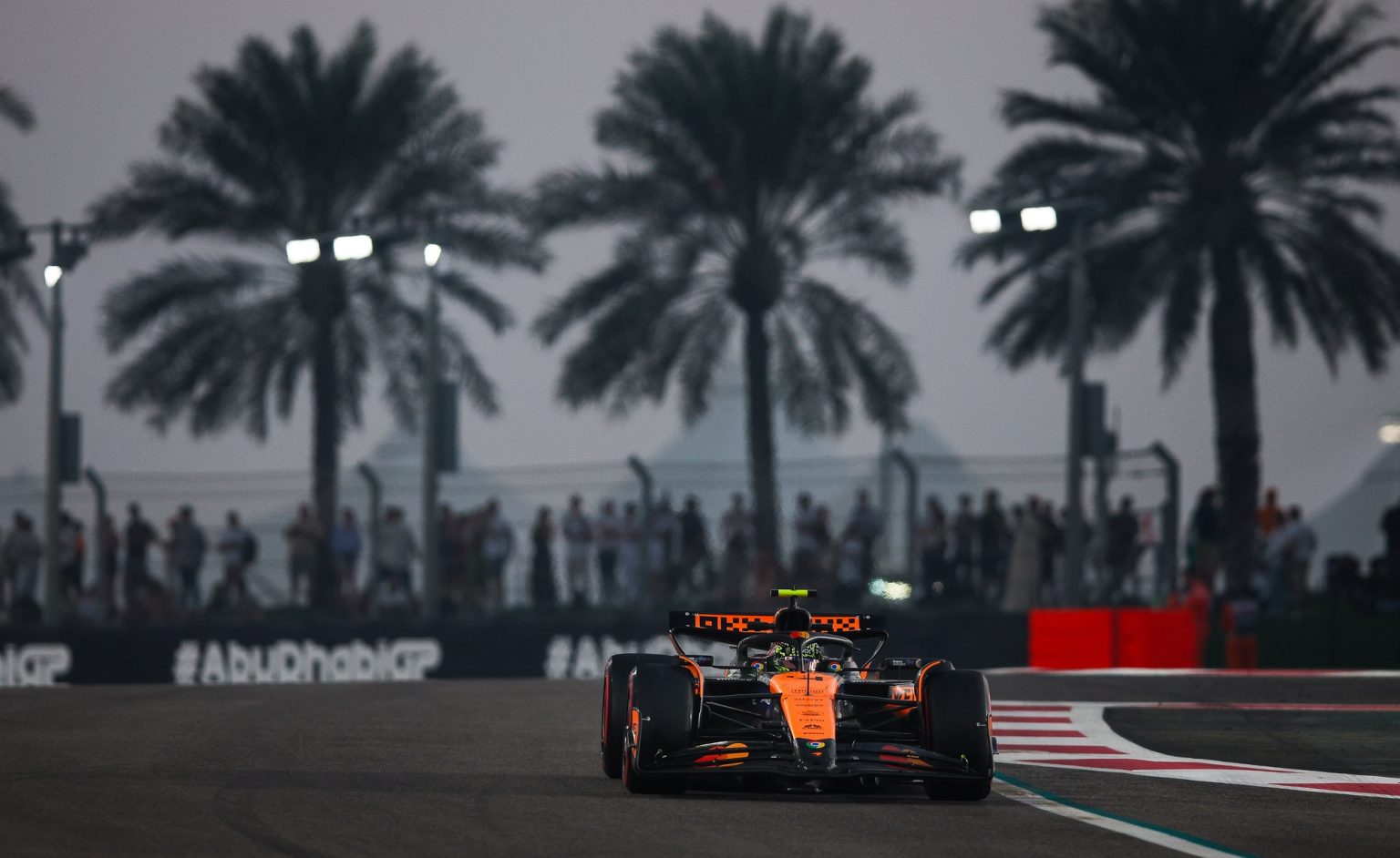 F1 GP Abu Dhabi, risultati e classifica prove libere 2: doppietta McLaren, bene Hulkenberg