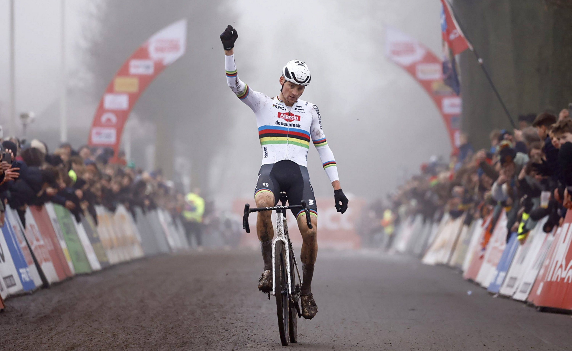 Ciclocross, Coppa del Mondo 2024/25: van der Poel fa 5/5 e trionfa anche a Besancon